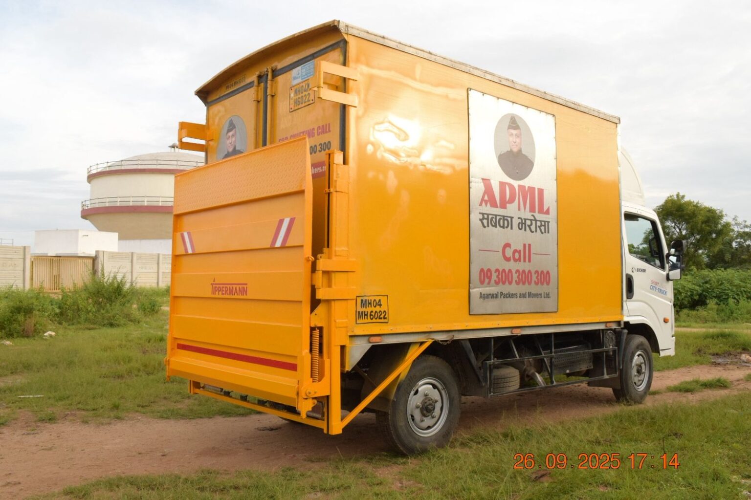 No.1 Column Lifts for Efficient Truck Loading and Unloading